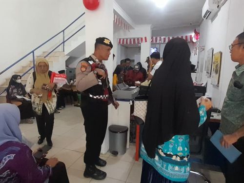 Tingkatkan keamanan sat samapta polres pesisir barat lakukan pengamanan rutin di kantor bank ...